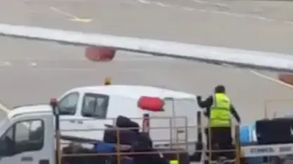 עובדי הקרקע צולמו זורקים ובועטים במזוודות בשדה התעופה לוטון - וואלה תיירות