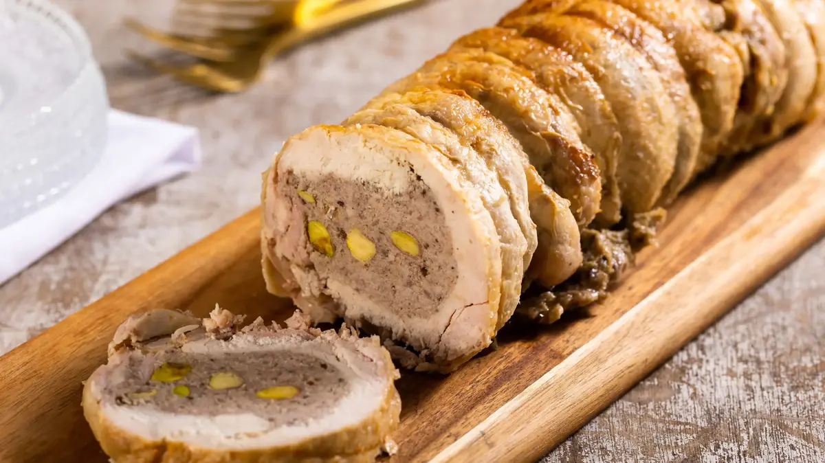 רולדת עוף - מתכון חגיגי לעוף במילוי בשר ופיסטוק - וואלה אוכל