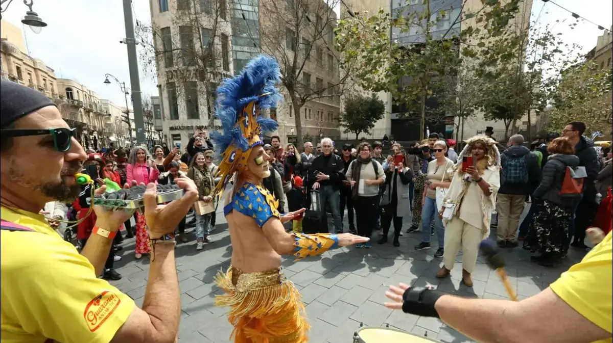 פורים 2024: המחלוקות סביב חגיגות פורים בצל המלחמה - וואלה חדשות