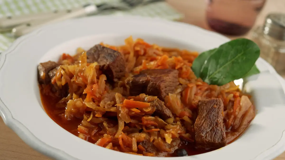 Капуста тушеная с мясом или грибами - Zahav.ru Салат