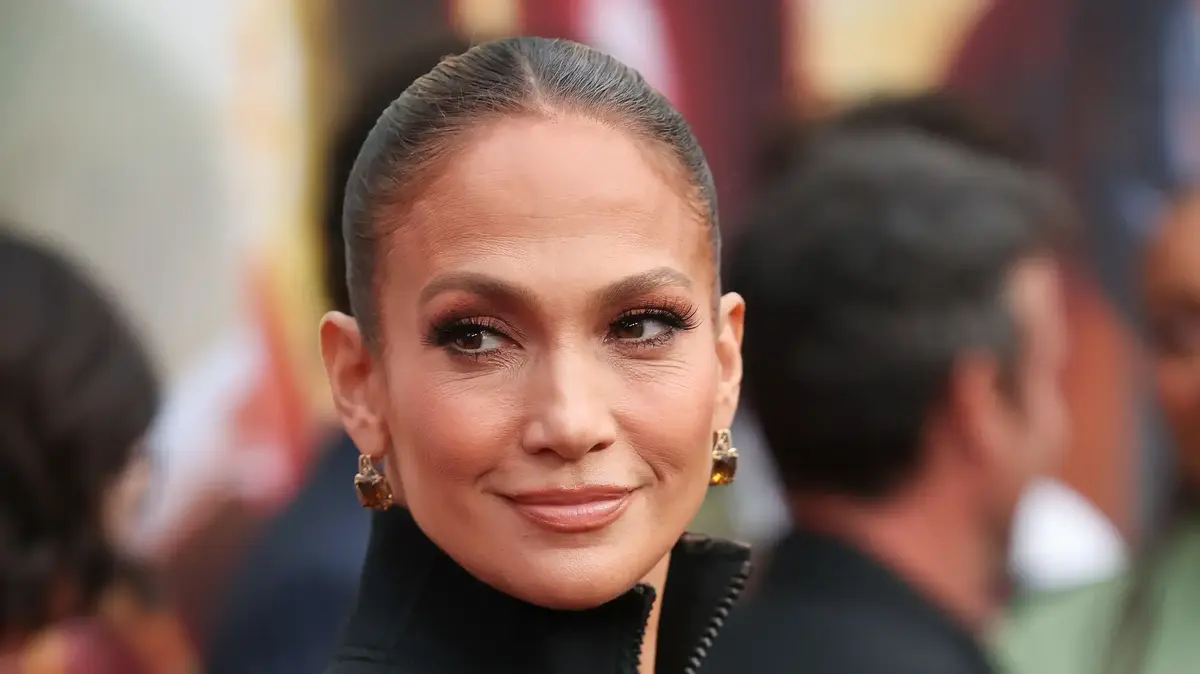 J.Lo arrived on the red carpet in a wetsuit - but with a twist - voila ...