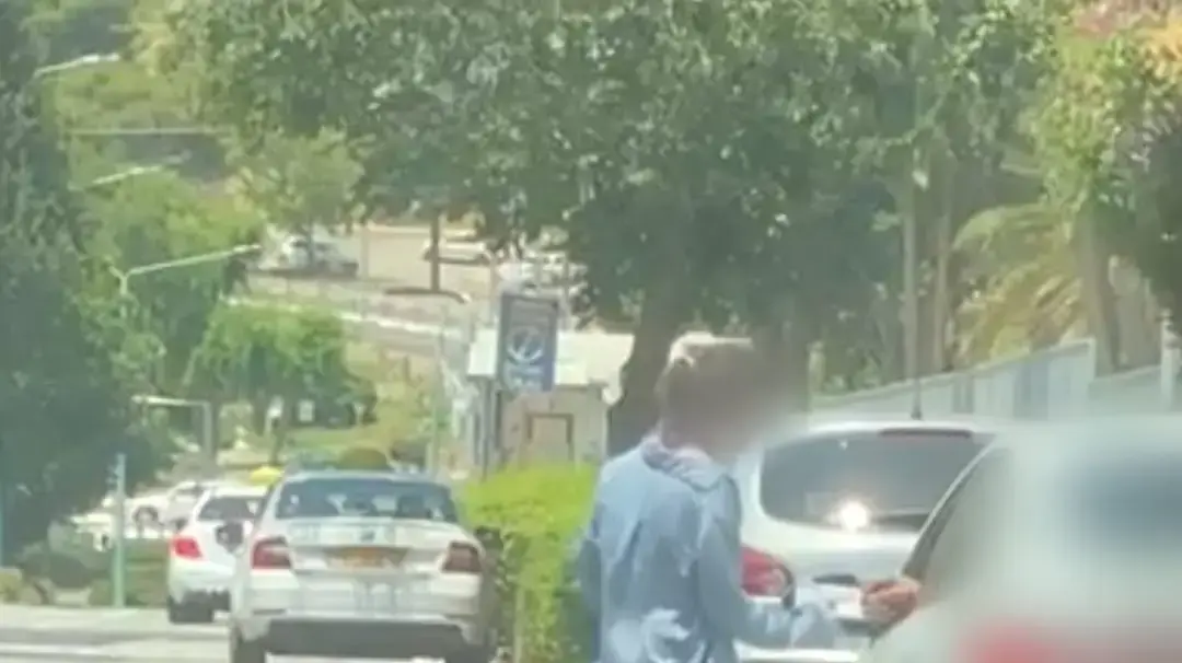צעירה סחטה גבר לאחר שצילמה אותו בעירום ונתפסה על חם וואלה חדשות