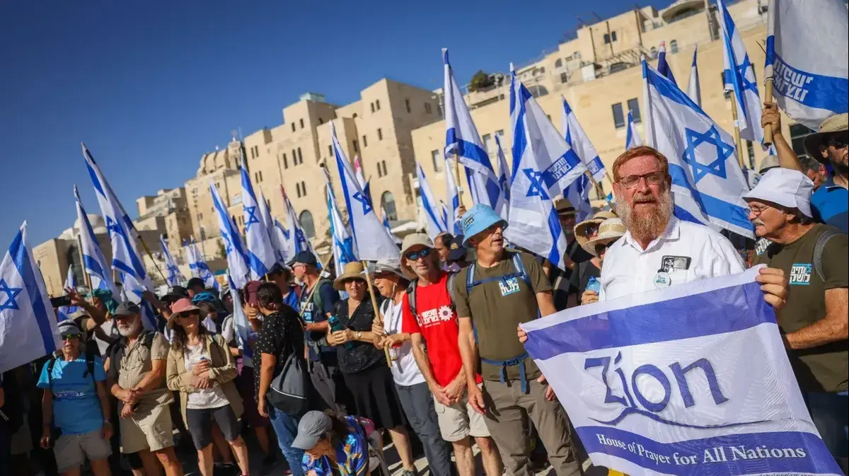 אלפים מתומכי ומתנגדי המהפכה המשפטית בתפילה משותפת בכותל וואלה חדשות