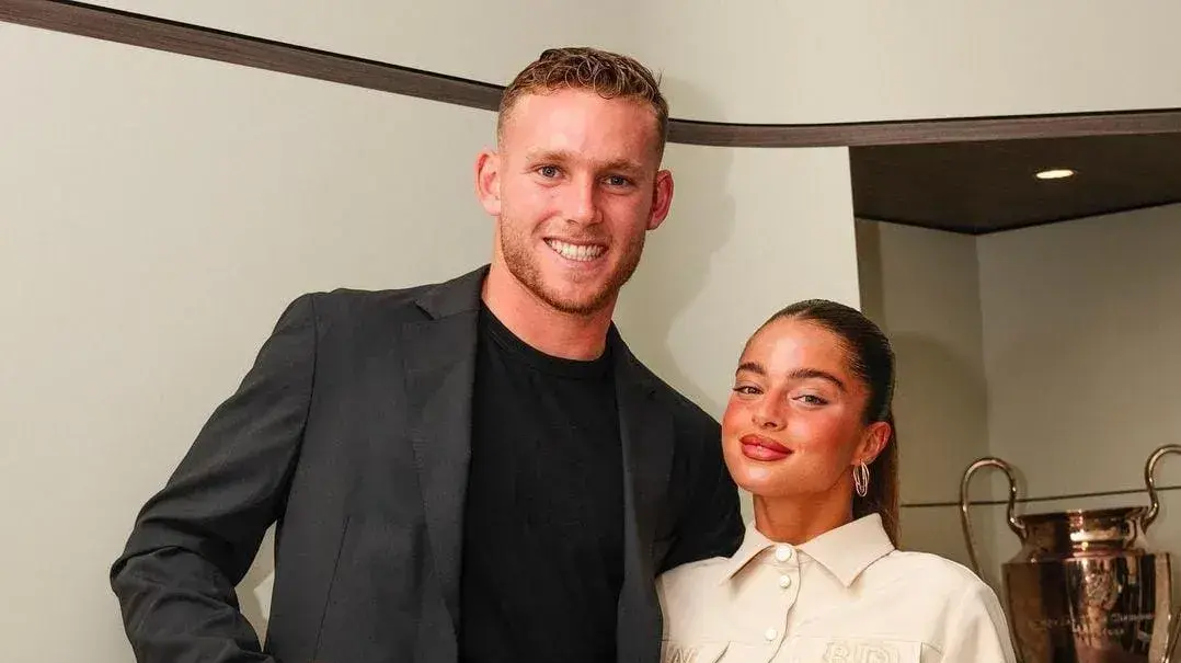 דניאל פרץ מרים לנועה קירל אחרי ההופעה - וואלה סלבס